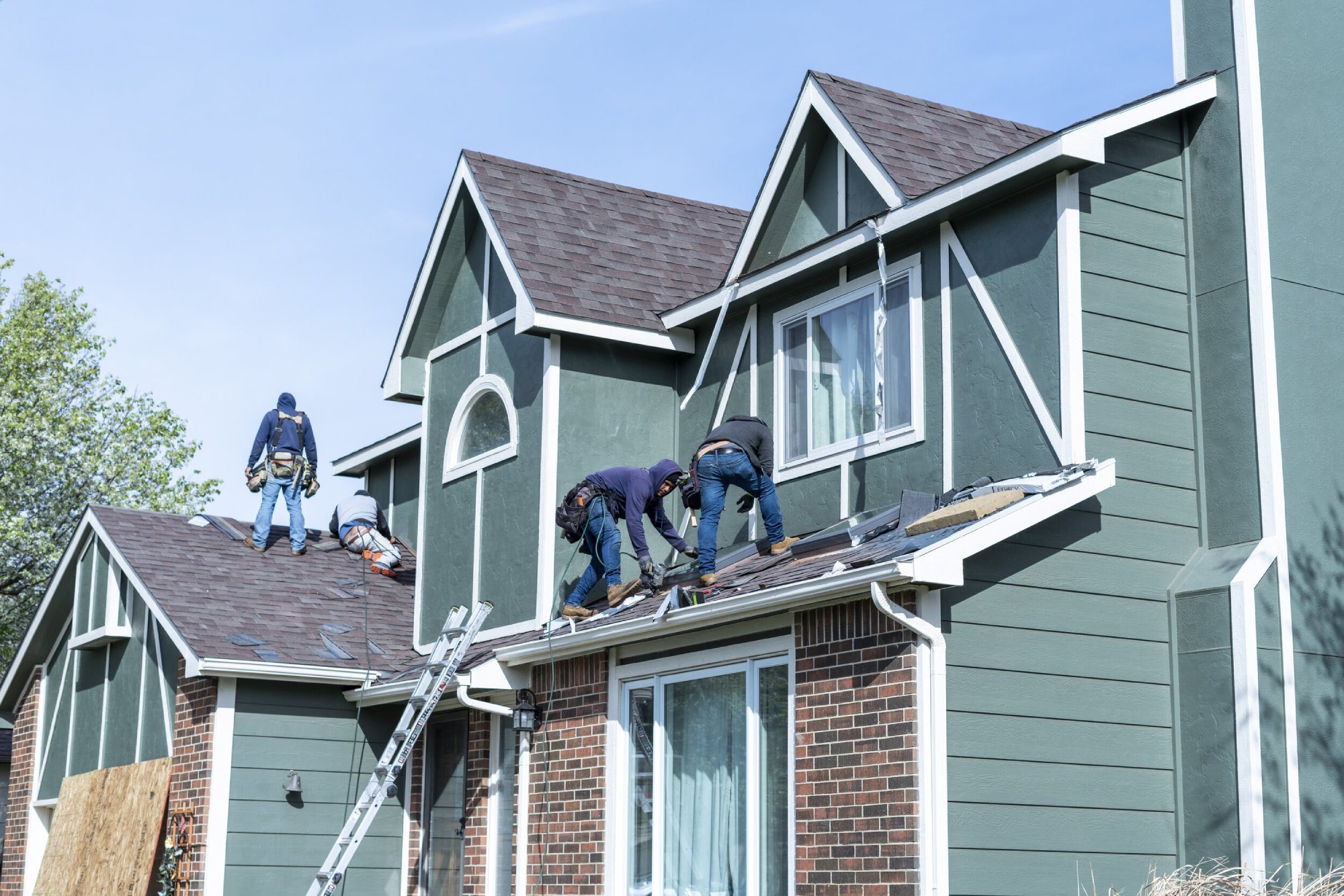 Benefits of Replacing Siding and Roof Together | Hudson Oaks